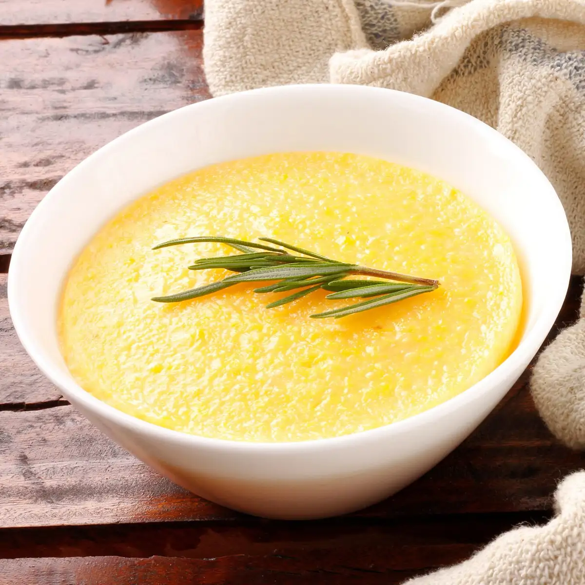 Parece puré de patatas, pero es mamaliga: el clásico rumano que tienes que probar