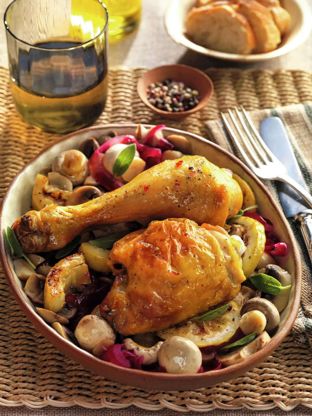 Muslos de pollo marinados al horno con cebolla, vino y limón, ¡deliciosos!