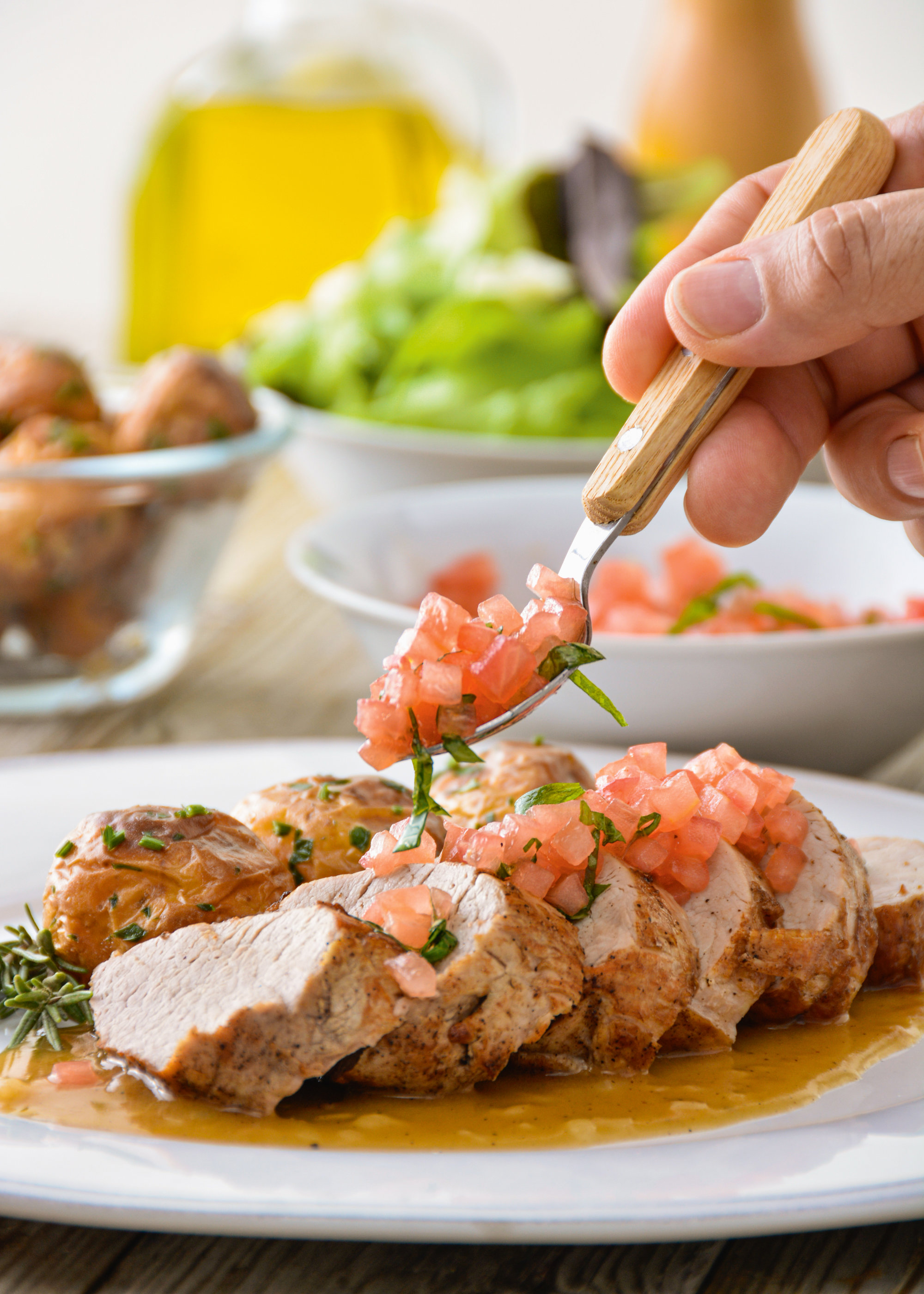 Solomillo de cerdo guisado a la cerveza con patatas asadas y picadillo ...
