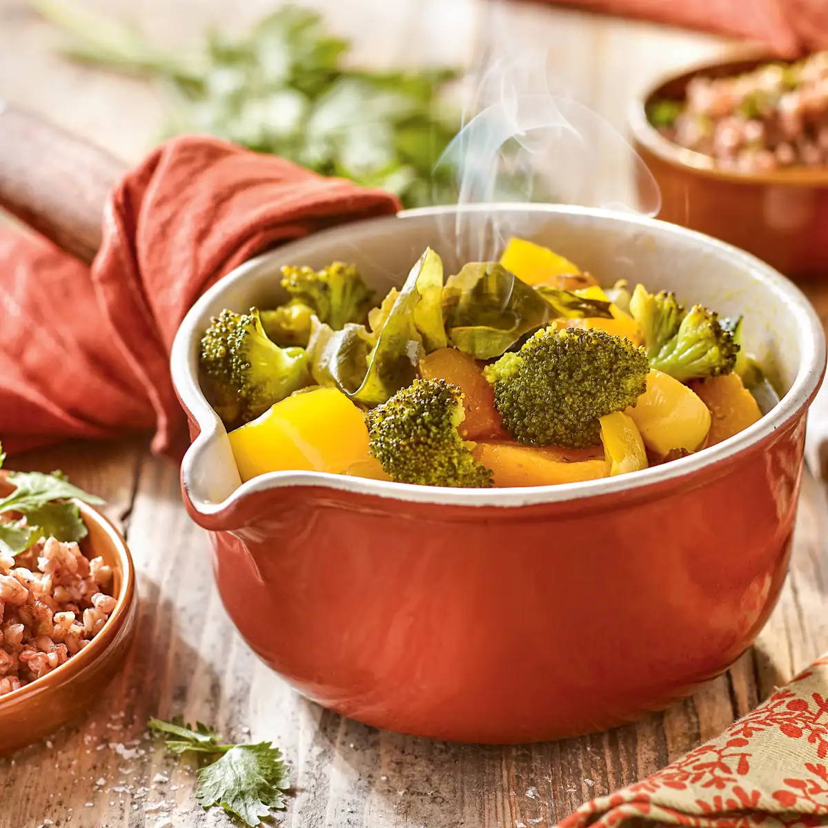 Guiso de verduras especiadas, trigo sarraceno y algas, un plato de ...