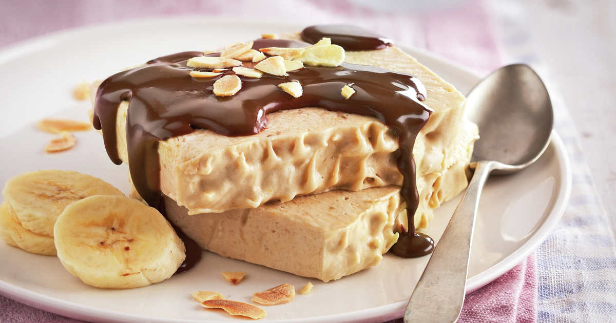 Semifrío de plátano con salsa de chocolate, una combinación ideal