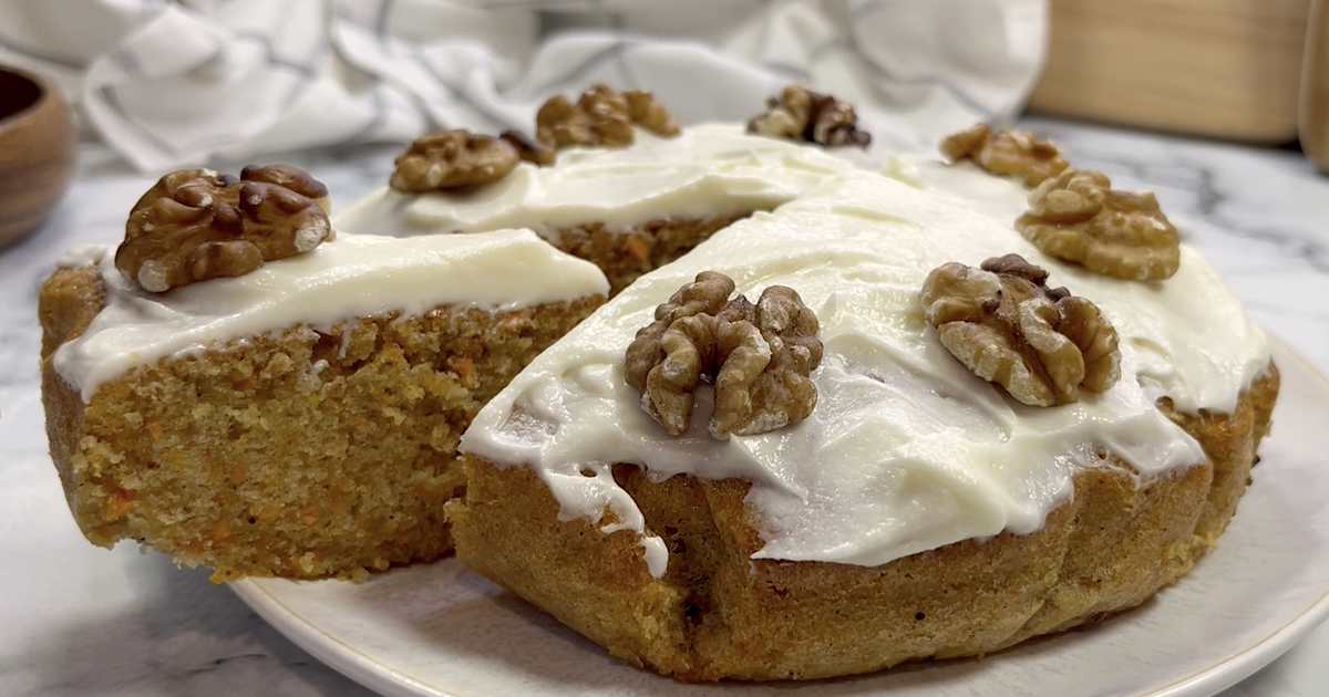 Carrot cake con nueces y cobertura cremosa de queso, el bizcocho de ...