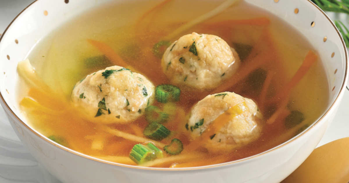 Consomé con albóndigas de merluza, un plato ideal para tomar más pescado