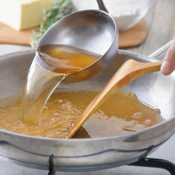 Las 3 recetas de caldo básicas del chef Joël Robuchon