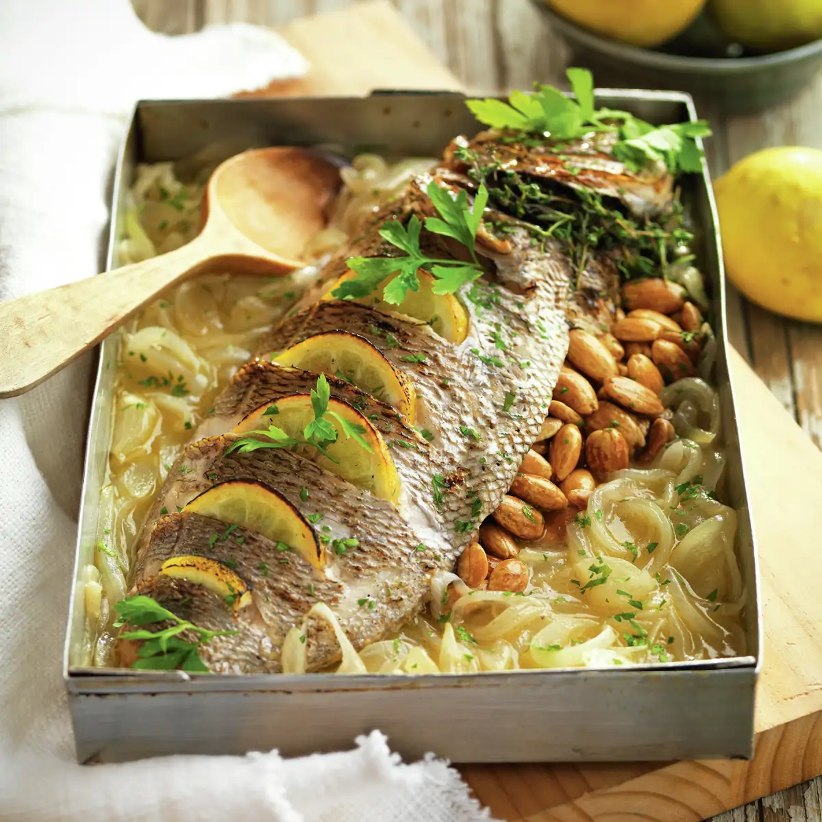 Besugo al horno con cebolla, limón y almendras