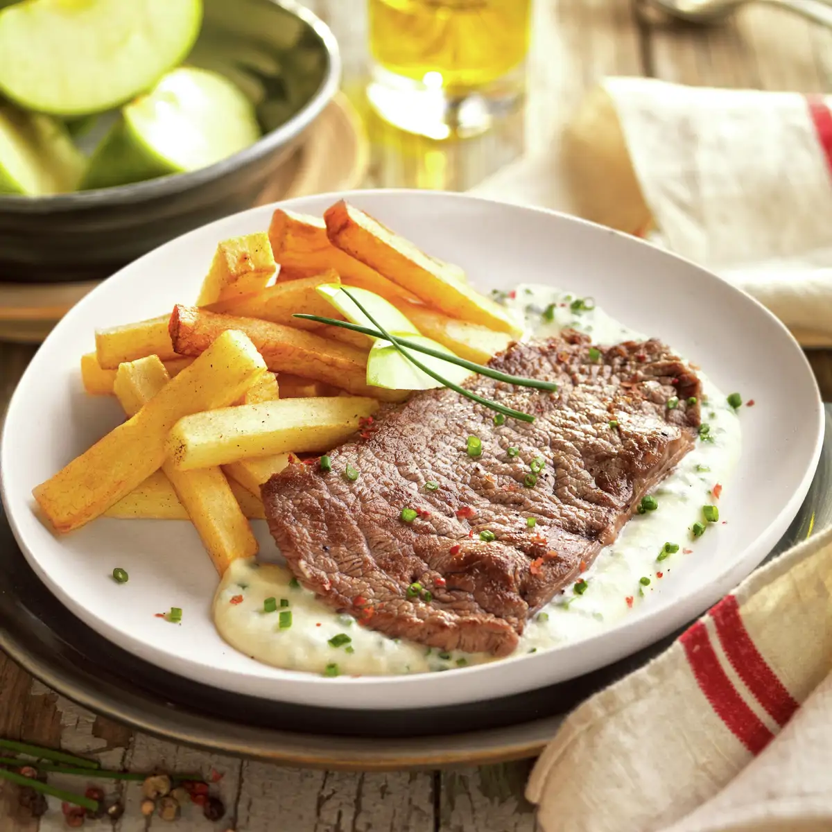Filete de ternera con salsa de manzana y patatas
