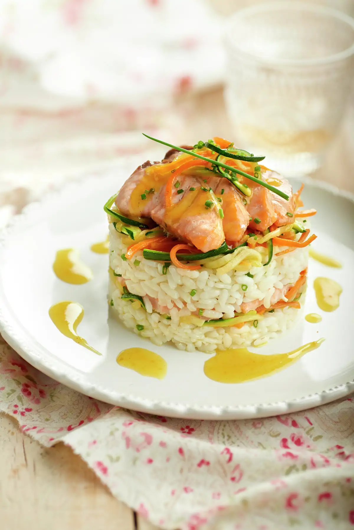 Salmón guisado fácil: la receta con patatas, guisantes y langostinos