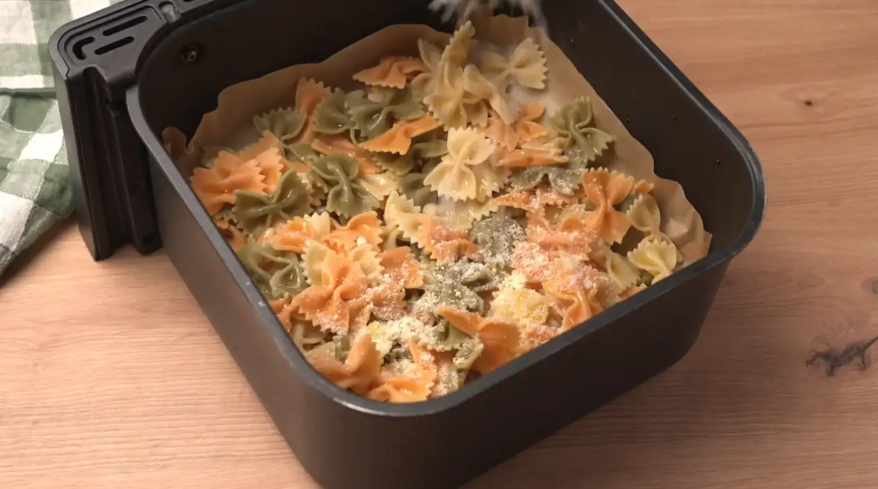 Ensalada de pasta con toque crujiente en airfryer