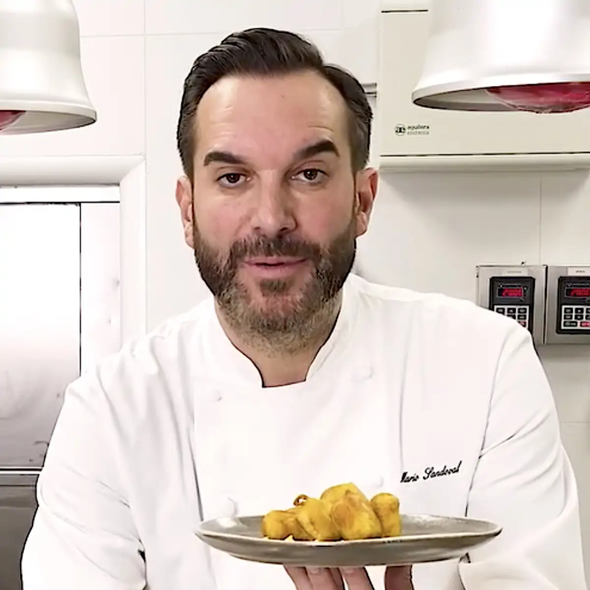 Los buñuelos de bacalao del chef Mario Sandoval