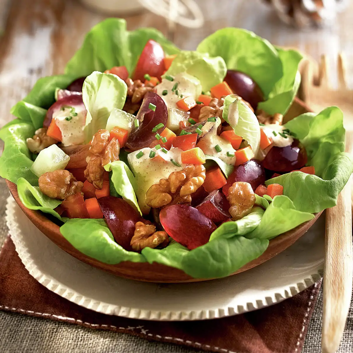 Ensalada con uvas, tomates secos, nueces y leche de coco
