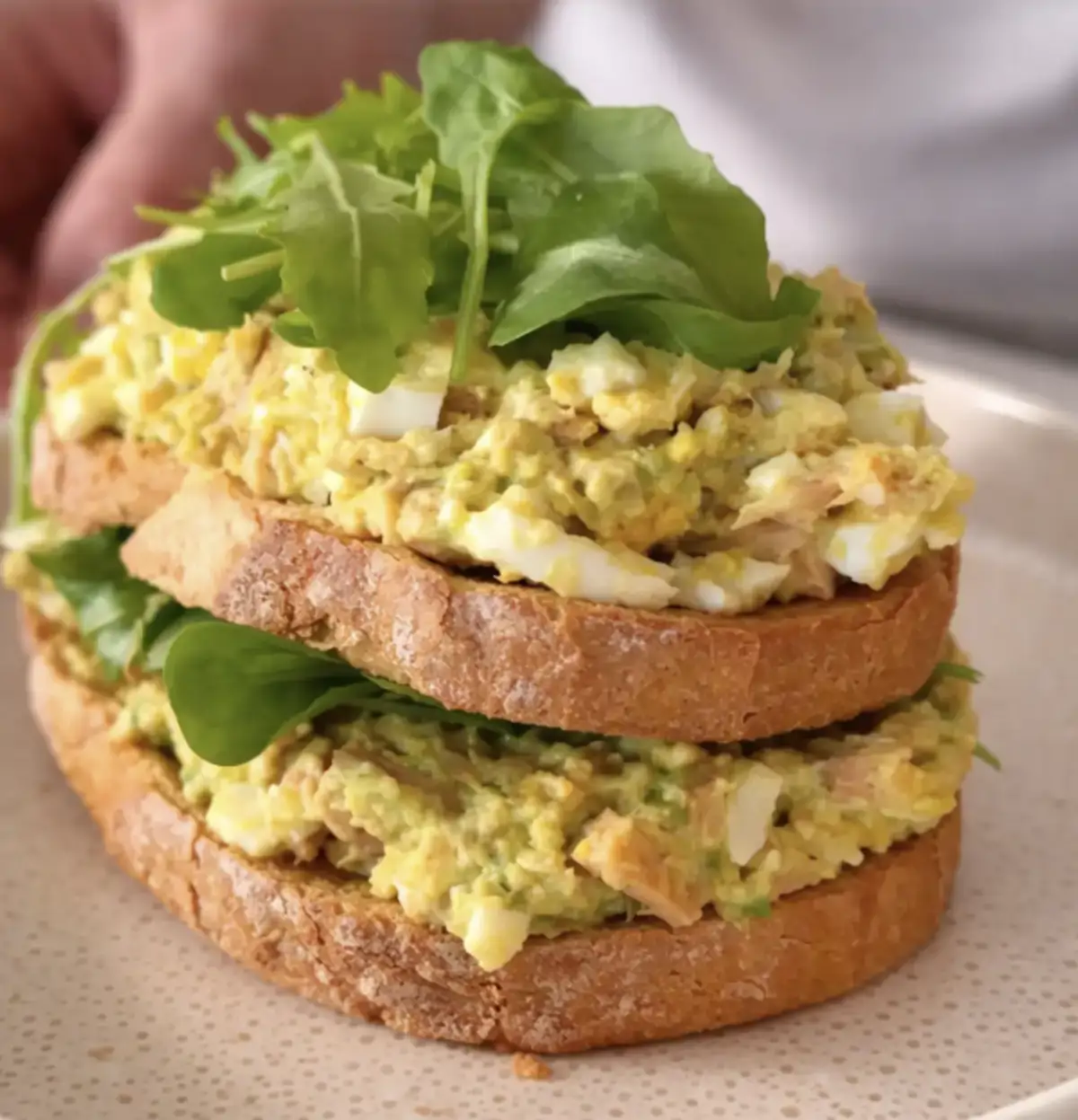 Con una lata de caballa: el sándwich proteico y saludable de Amelia Bono