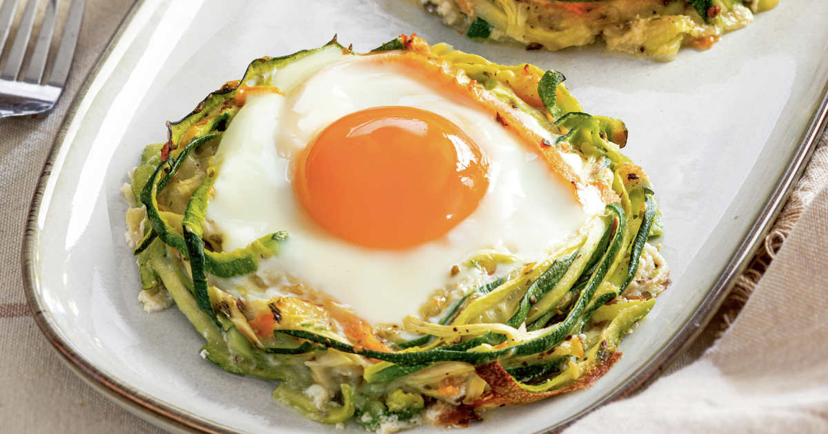Cena proteica con 4 ingredientes: nidos de calabacín con huevo al horno