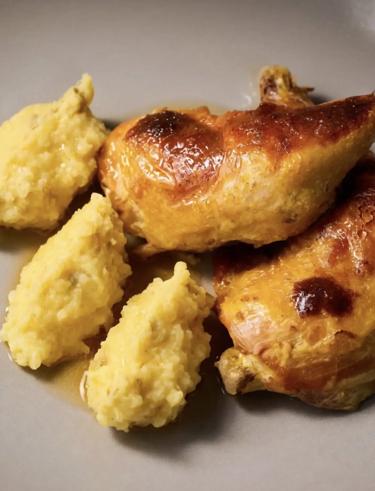 Muslos de pollo con leche y puré de patatas cremoso de los Hermanos Torres