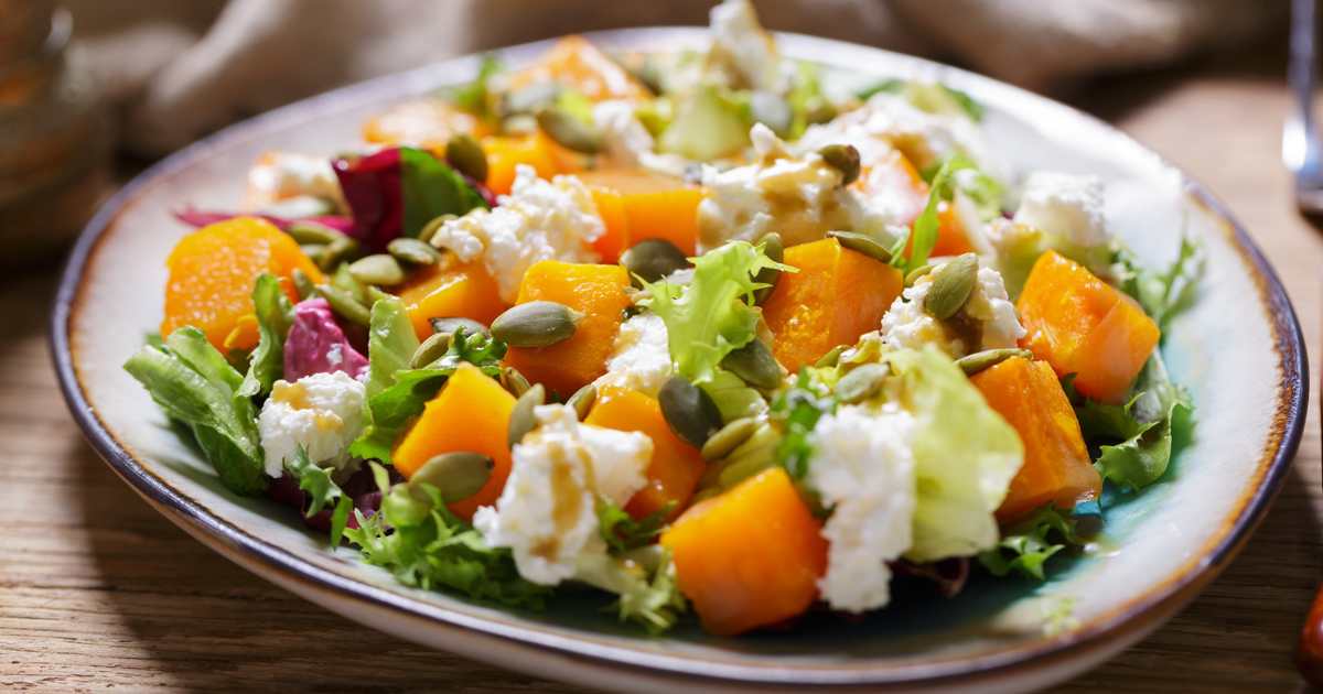 Ensalada de calabaza asada con queso feta y pipas, ideal para llevarte ...