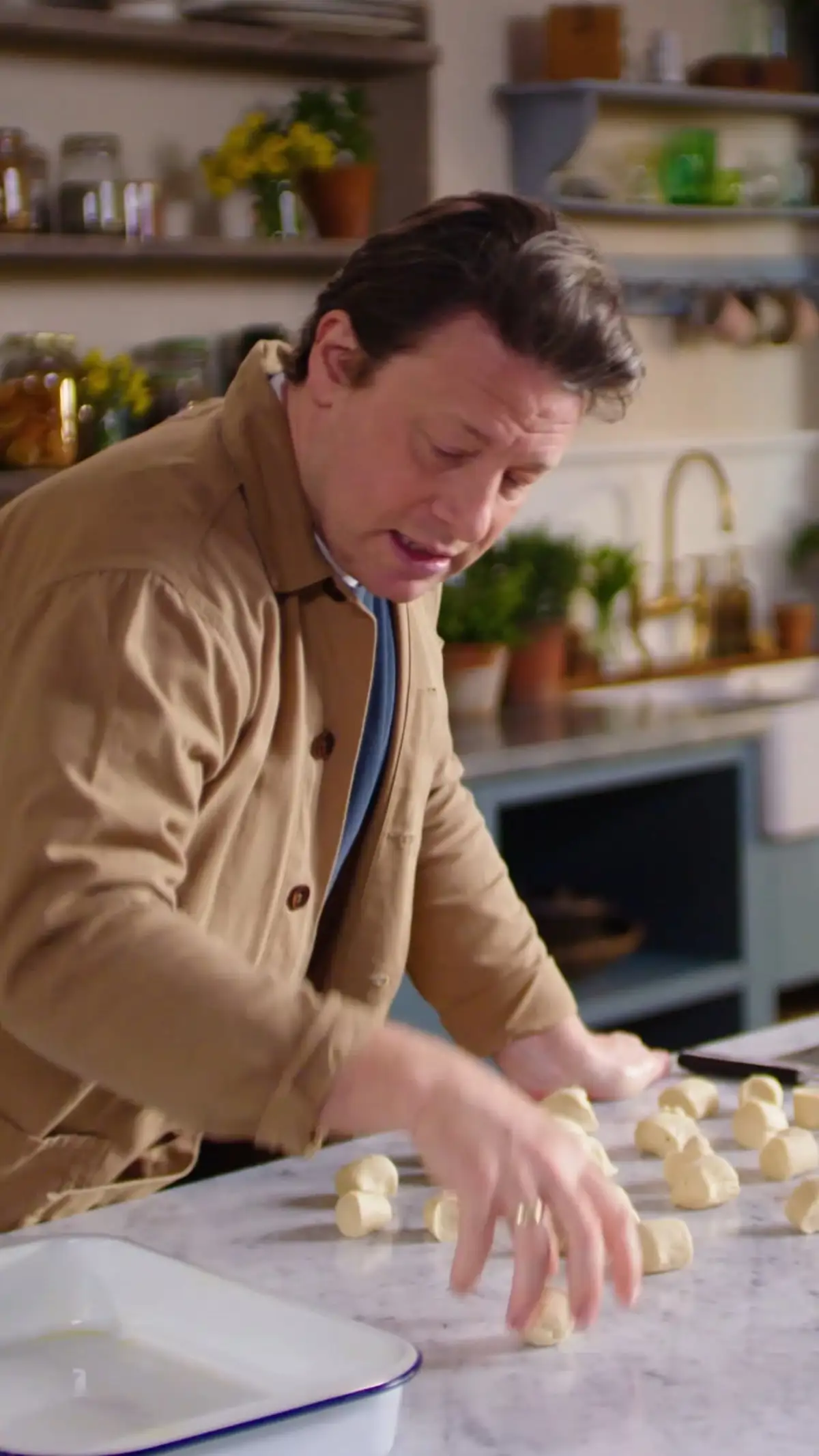 El pan de ajo esponjoso del chef inglés Jamie Oliver