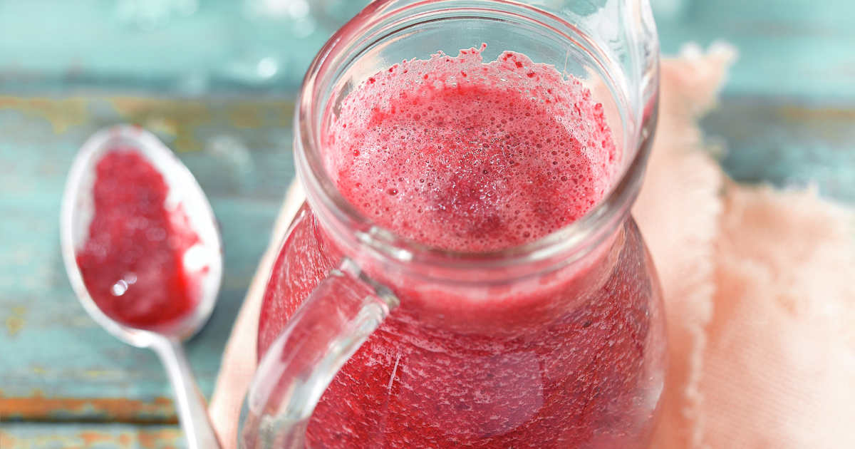 Desayuno saludable y lleno de color: smoothie de remolacha, aguacate y pera
