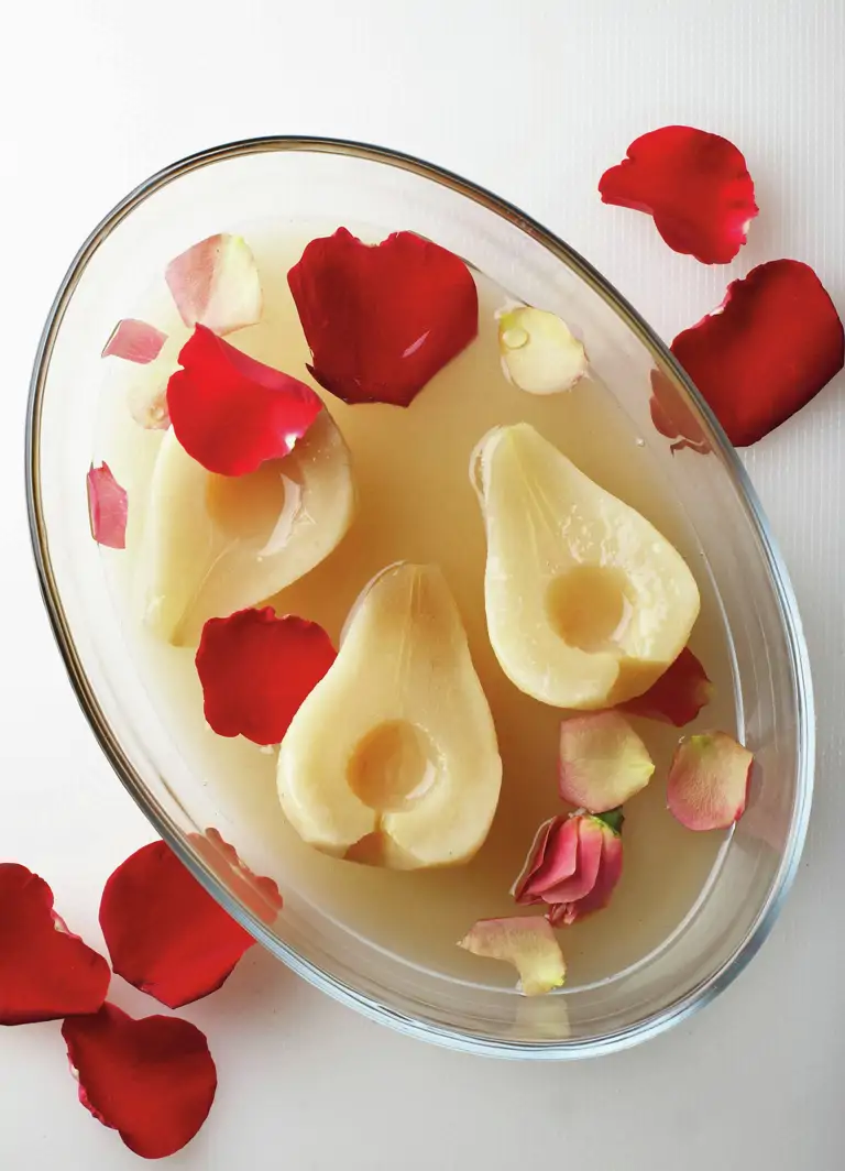 Postre de peras con bavarois e infusión de rosas: una idea elegante y fácil