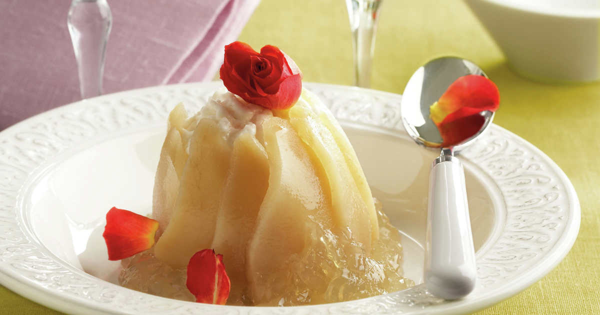 Postre de peras con bavarois e infusión de rosas: una idea elegante y fácil