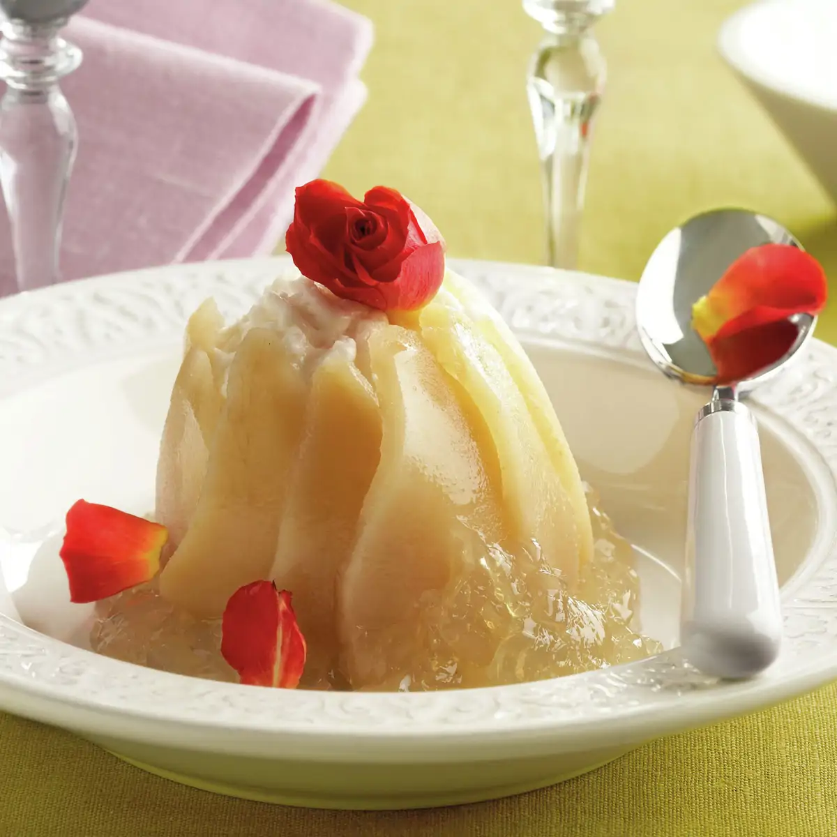 Postre de peras con bavarois e infusión de rosas: una idea elegante y fácil
