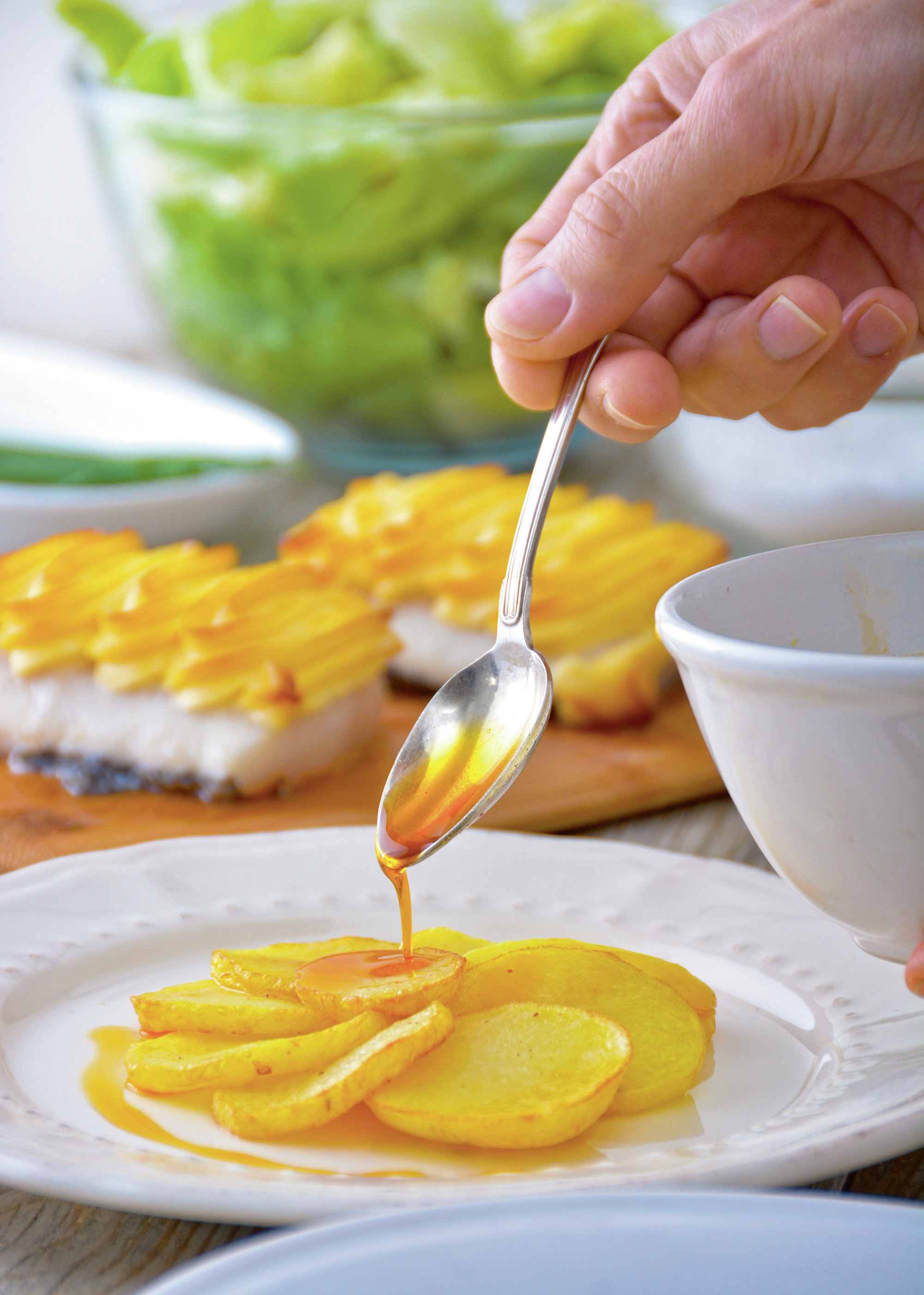 Merluza al horno gratinada con mayonesa, aceite de pimentón y patatas ...