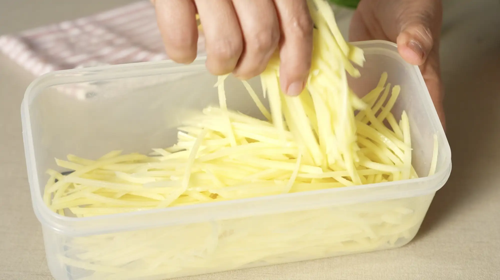Gramajo argentino: el revuelto fácil y sabroso con patatas paja y jamón