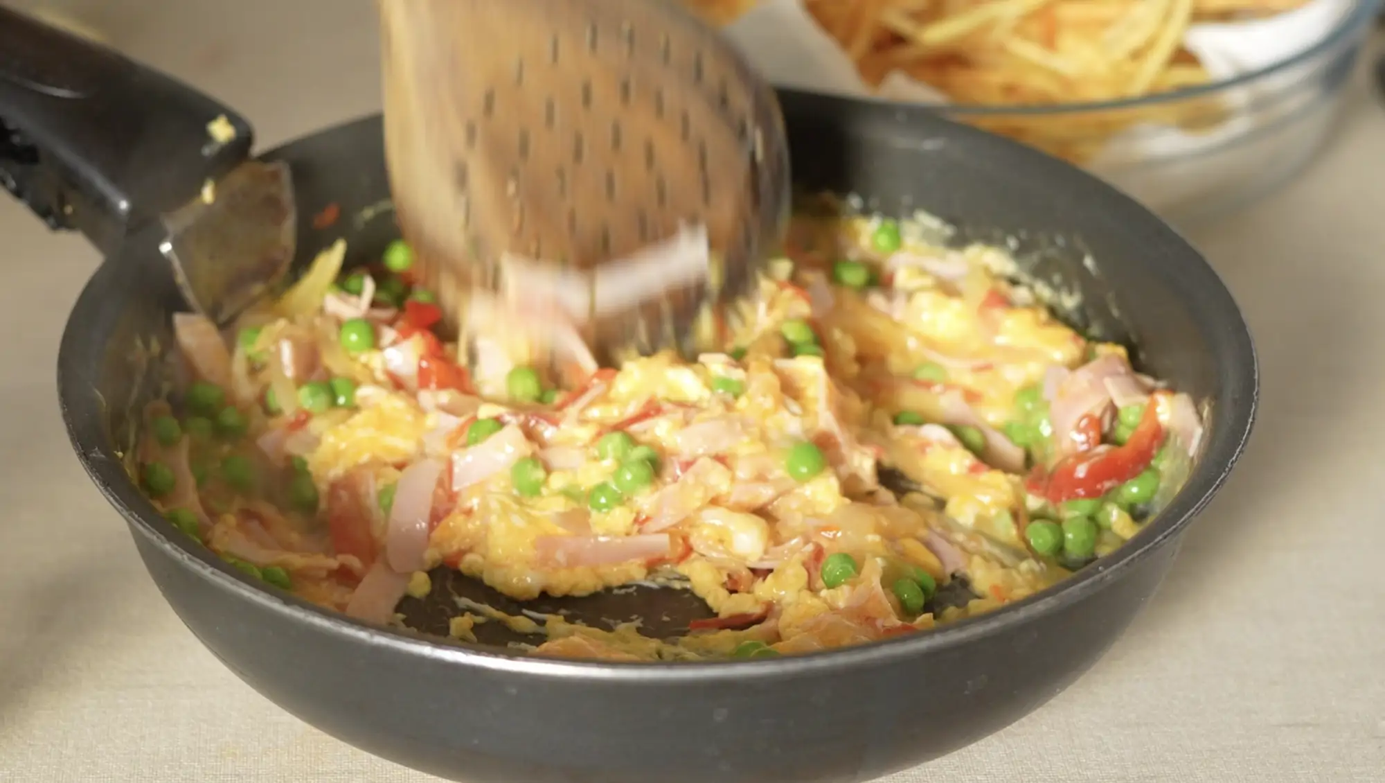 Gramajo argentino: el revuelto fácil y sabroso con patatas paja y jamón