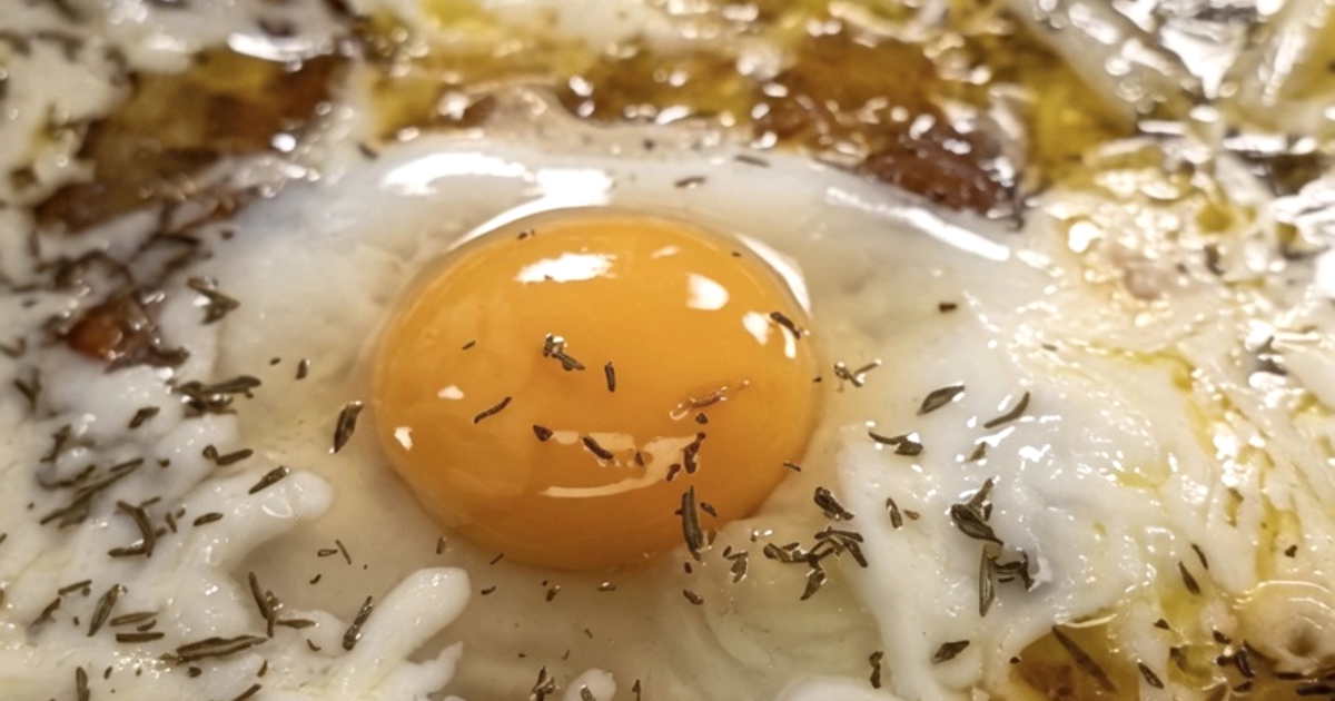 Enrique Sánchez, chef, sobre sus huevos al plato con berenjenas y queso ...