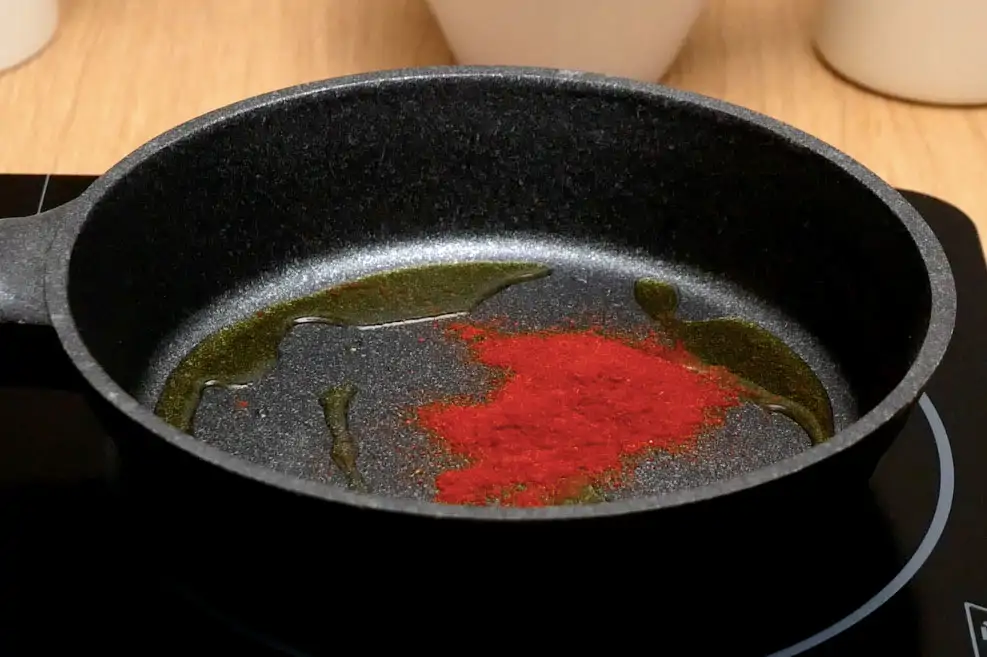 Merluza al horno gratinada con mayonesa, aceite de pimentón y patatas ...